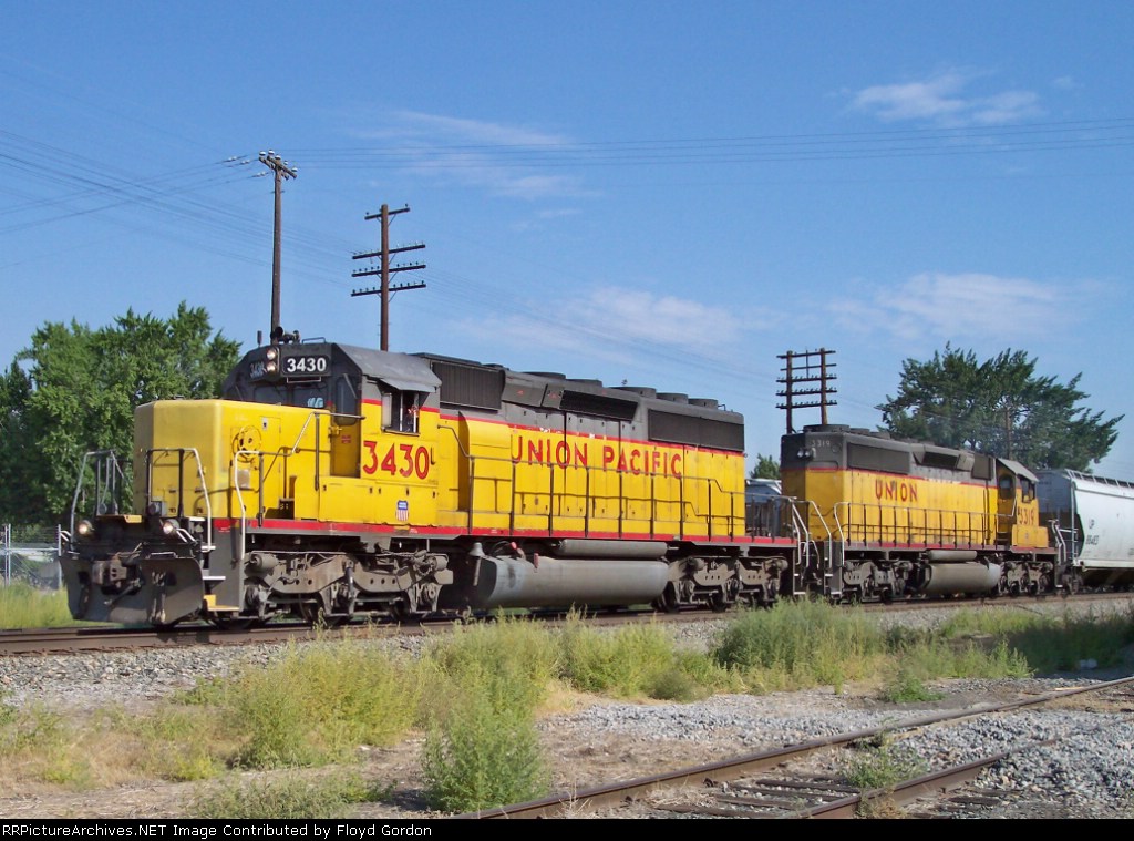 UP 3430 east bound with a wave from conductor